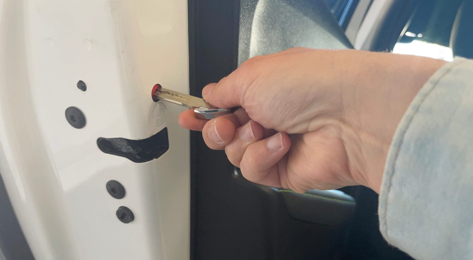 El secreto de las puertas traseras del coche que muy pocos conductores conocen