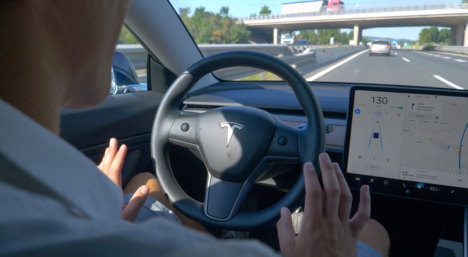 Disparate en la autopista: la policía persigue a un conductor dormido ...