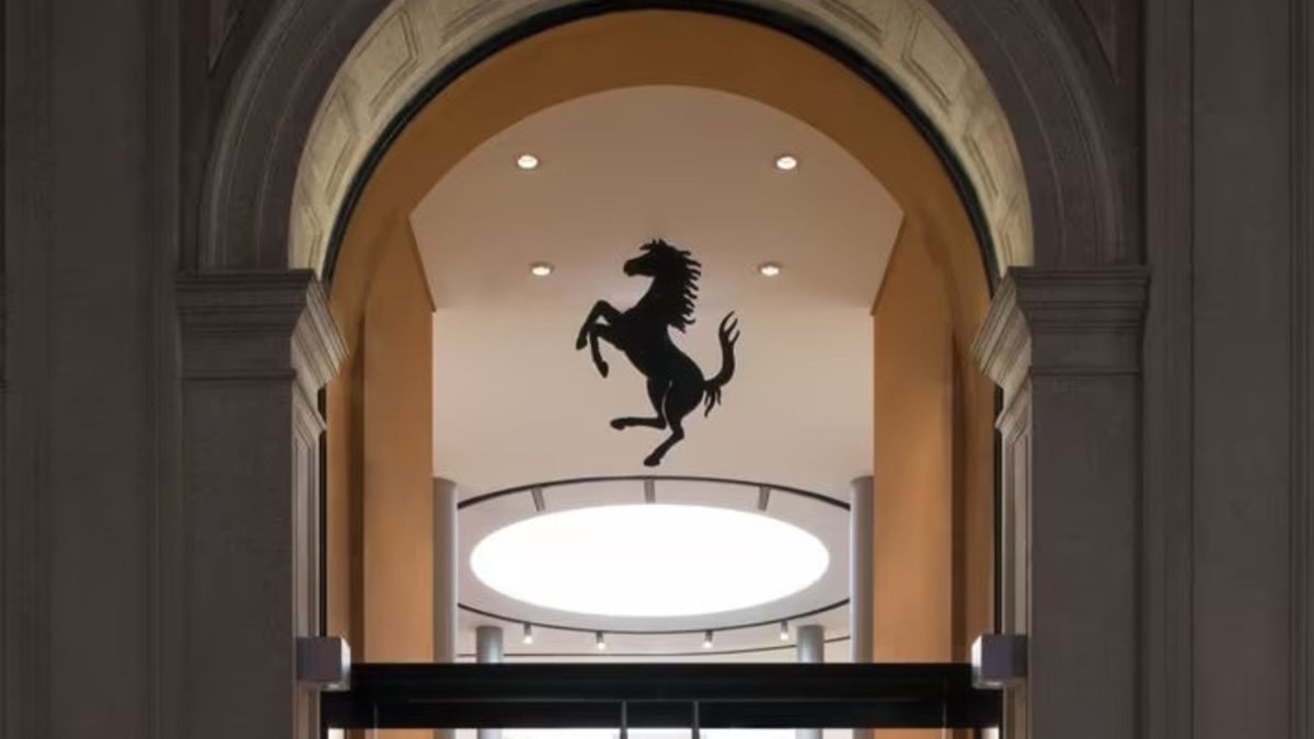 La máquina expendedora de Ferrari: así se compra un coche como si fuera ...