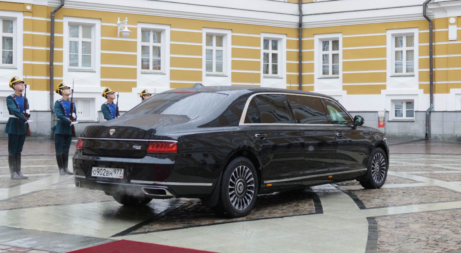 Reunión Trump-Putin: el choque frontal entre 'La Bestia' y el Aurus Senat