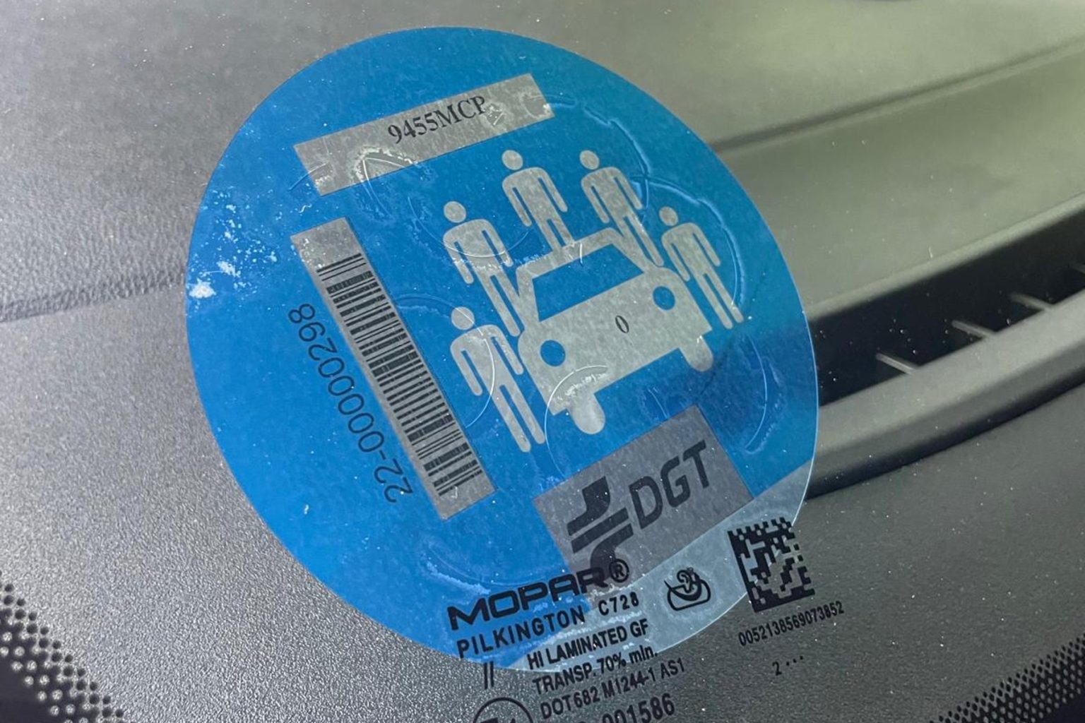 La quinta pegatina de la DGT: ¿qué coches la deben llevar y qué significa?