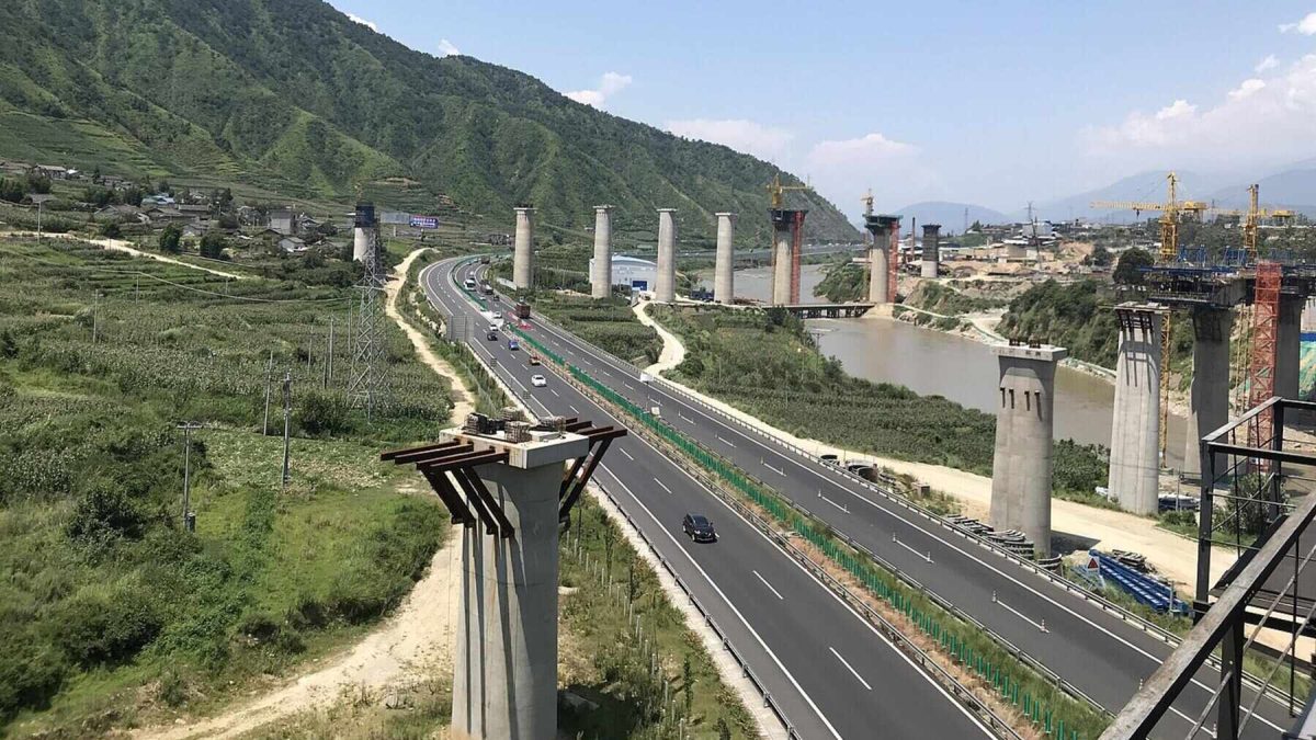 La 'escalera al cielo' de China, una carretera impresionante con 270 ...