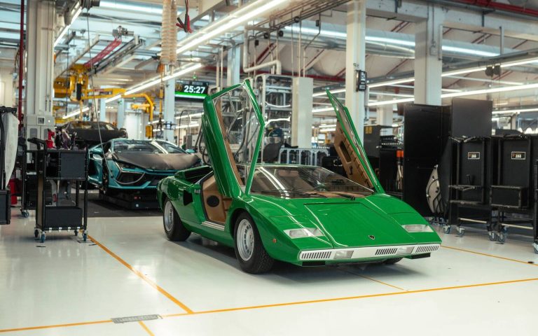 El primer Lamborghini Countach vuelve a la fábrica para una sesión de ...