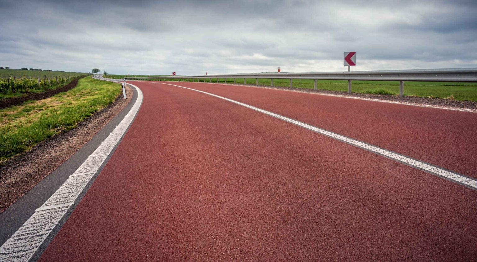 La carretera española con una gran línea roja en el centro: ¿qué ...