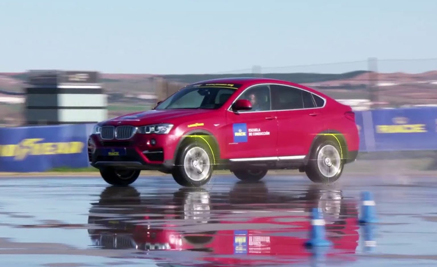 ¿Pisar el embrague y el freno en las frenadas de emergencia? Un experto explica cómo actuar en ...