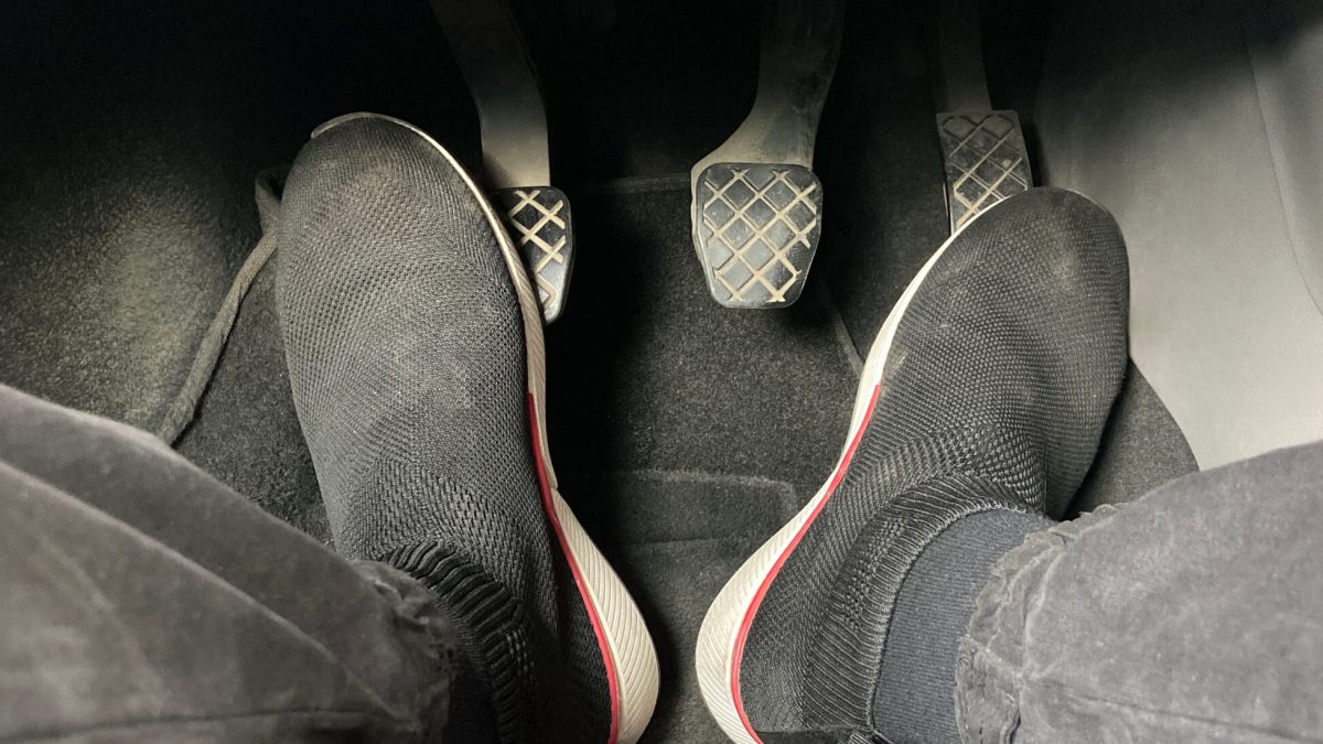 Pisar el embrague antes de arrancar: el gesto que ningún conductor debe ...