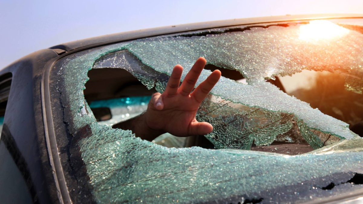 ¿Qué elementos del coche pueden romper el cristal para ayudar a escapar?