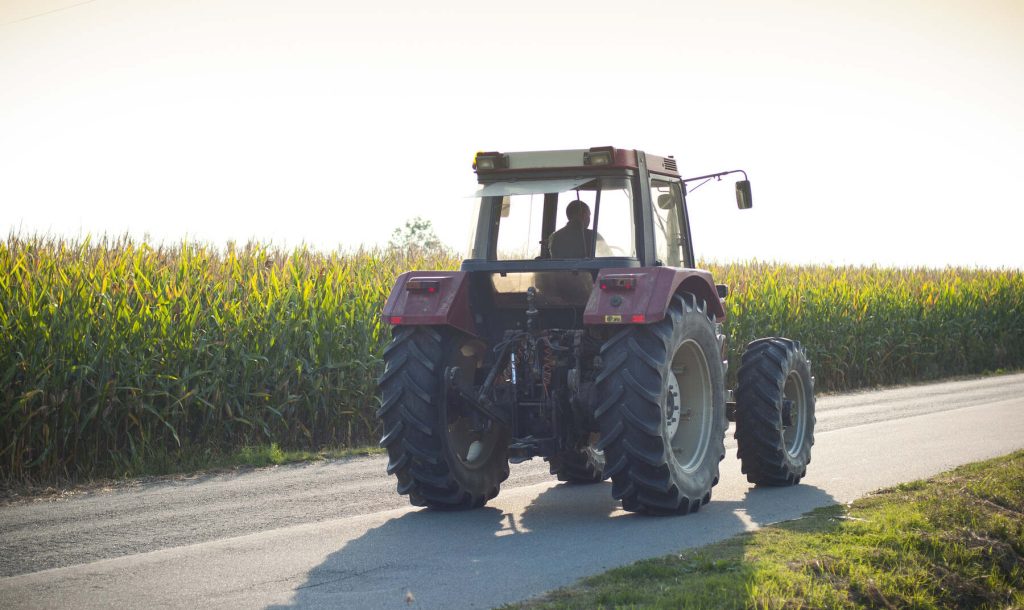 Con línea continua, ¿se puede adelantar a un tractor?