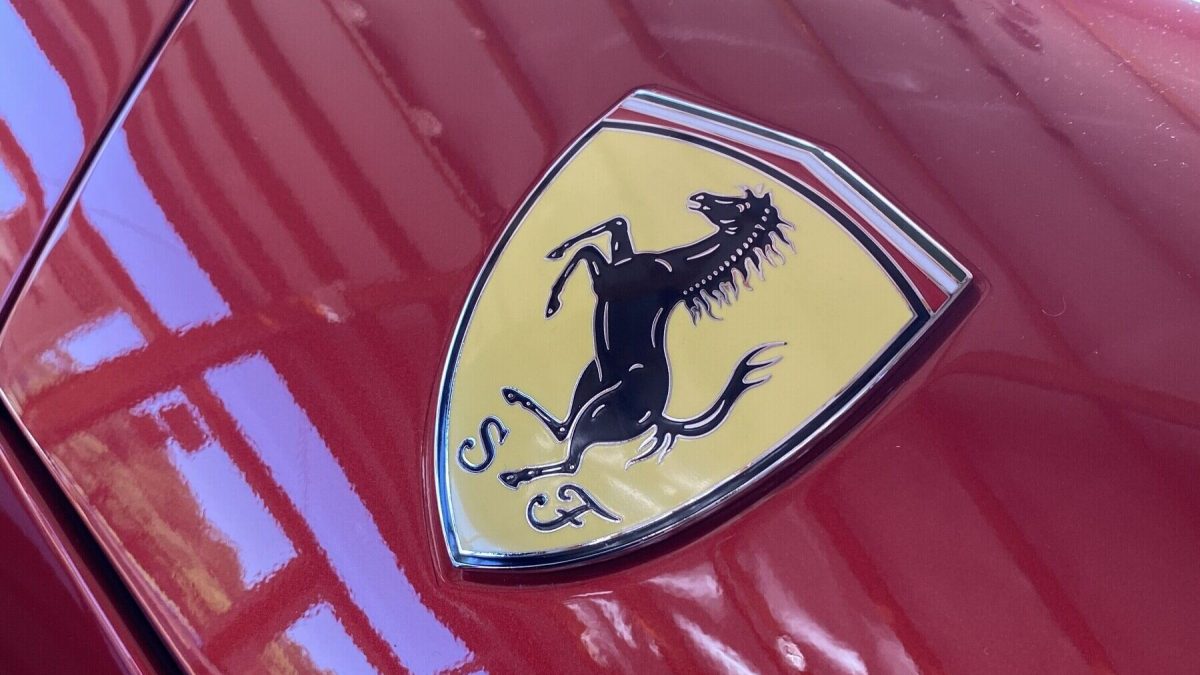 ¿Qué significan las letras S y F que aparecen en el escudo de Ferrari?