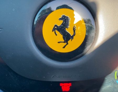 ¿Qué significan las letras S y F que aparecen en el escudo de Ferrari?