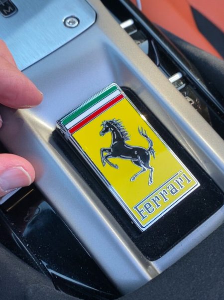 ¿Qué significan las letras S y F que aparecen en el escudo de Ferrari?