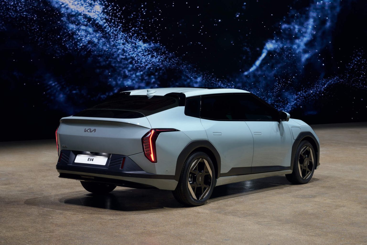 El nuevo Kia es eléctrico, pero no es un SUV: el EV4 promete hasta 630 ...