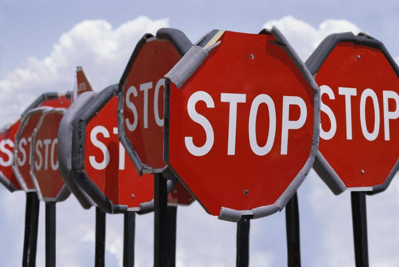 ¿Quién tiene la prioridad cuando hay varias señales de 'stop' en un cruce?