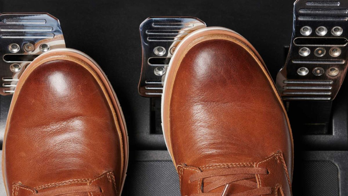 ¿Pisar el embrague y el freno en las frenadas de emergencia? Un experto explica cómo actuar en ...