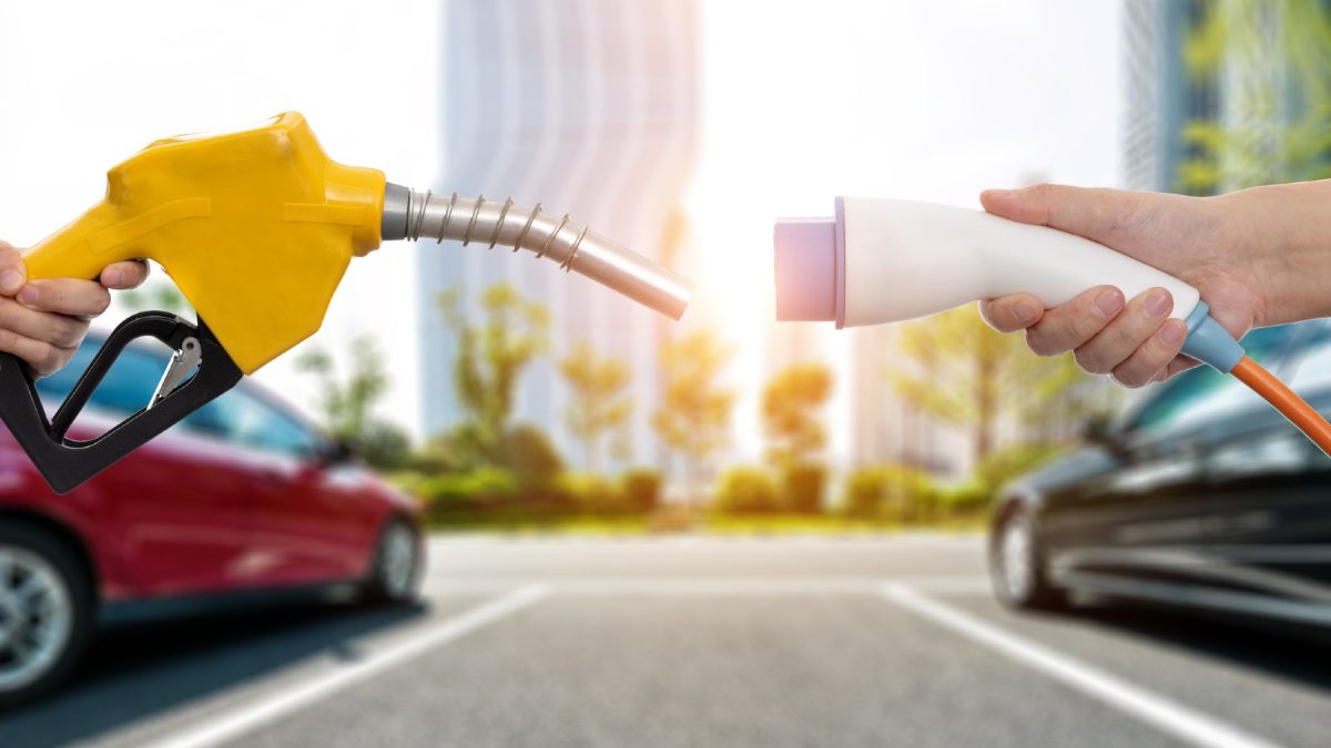 Esta es la enorme diferencia económica entre recargar un Tesla y llenar ...