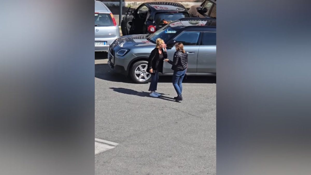 Casi media hora sin poder salir por un coche en doble fila: la pelea ...