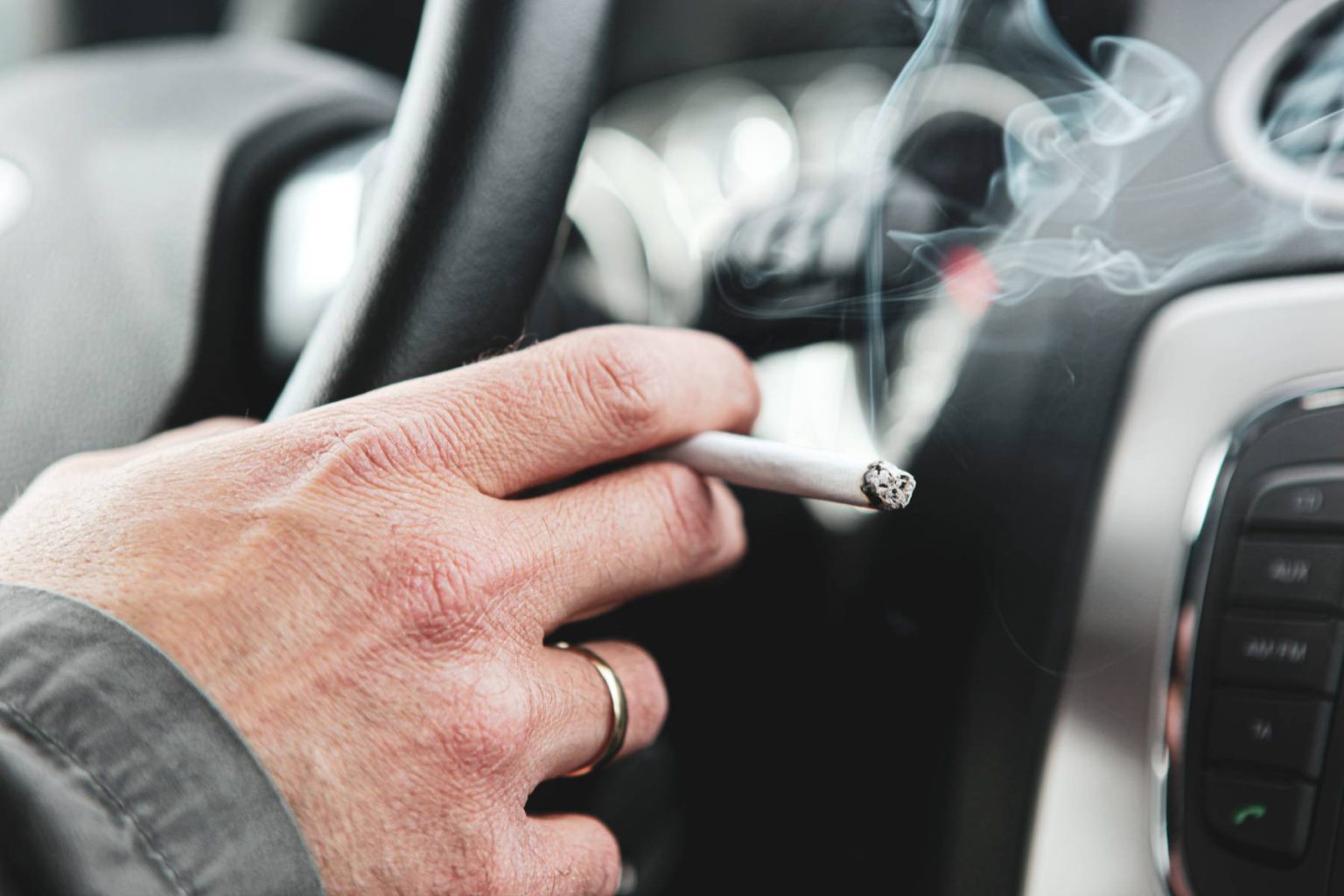 Fumar en el coche no es ilegal, pero cuidado con las multas de la DGT