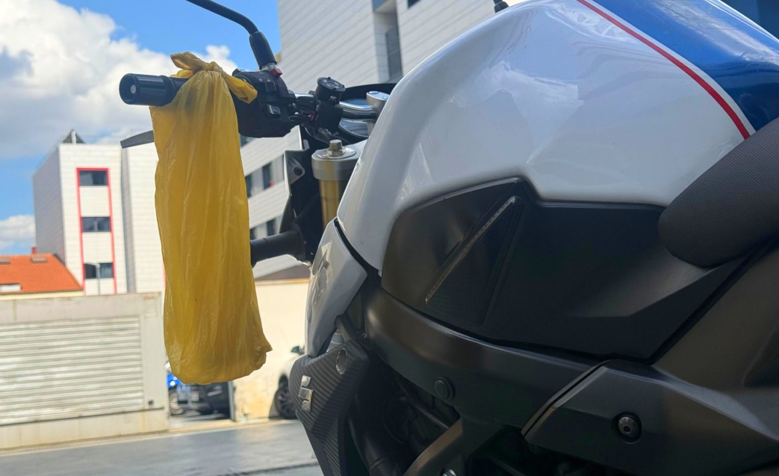 ¿Qué significa un trapo amarillo colgado del manillar de una moto?