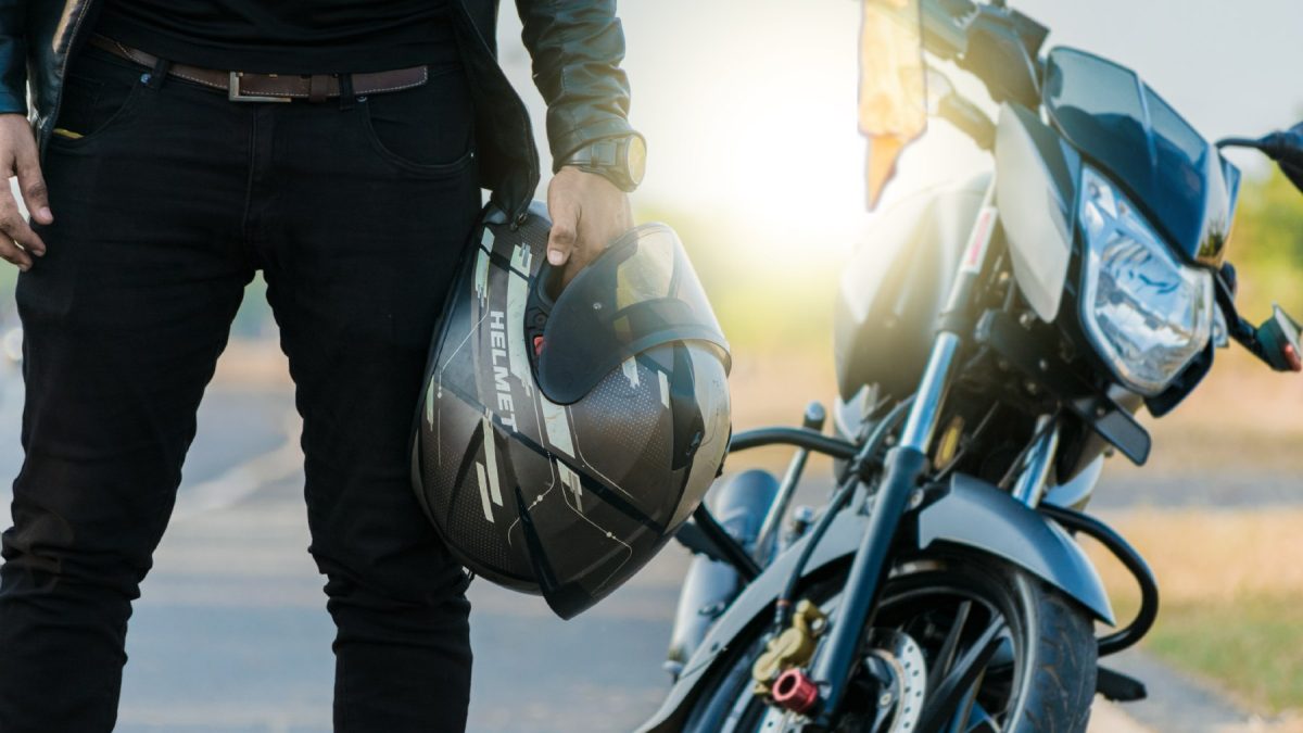 ¿Qué significa un trapo amarillo colgado del manillar de una moto?