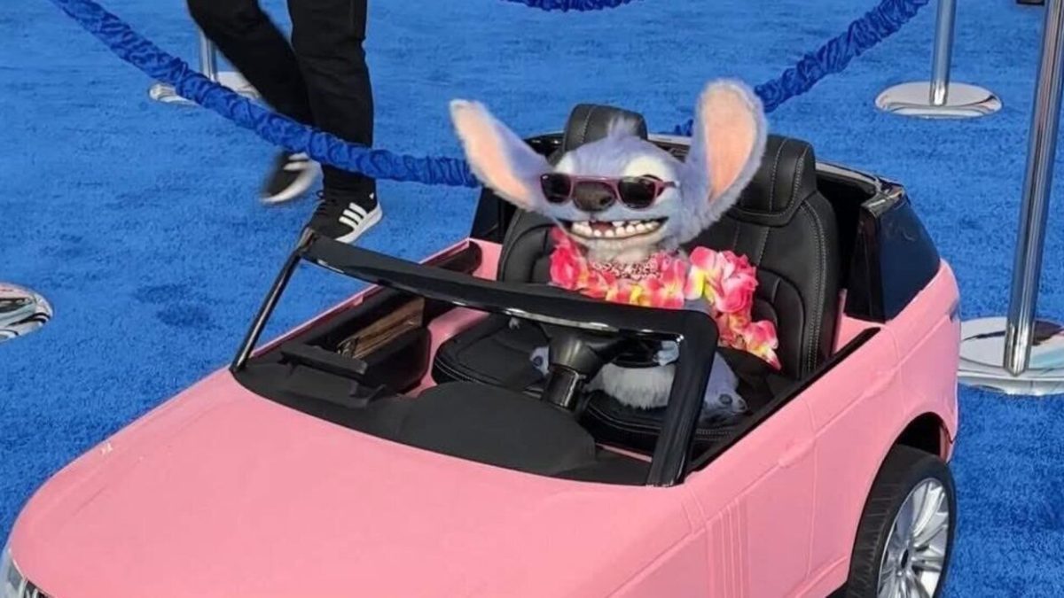 Stitch llega a la alfombra roja conduciendo un coche de juguete: imita ...