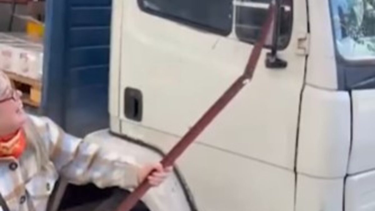 Un camionero estaciona frente a su tienda y su venganza es terrible ...