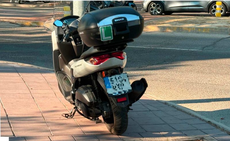¿Tienen obligación de llevar la L los motoristas noveles? Esto dice la ...