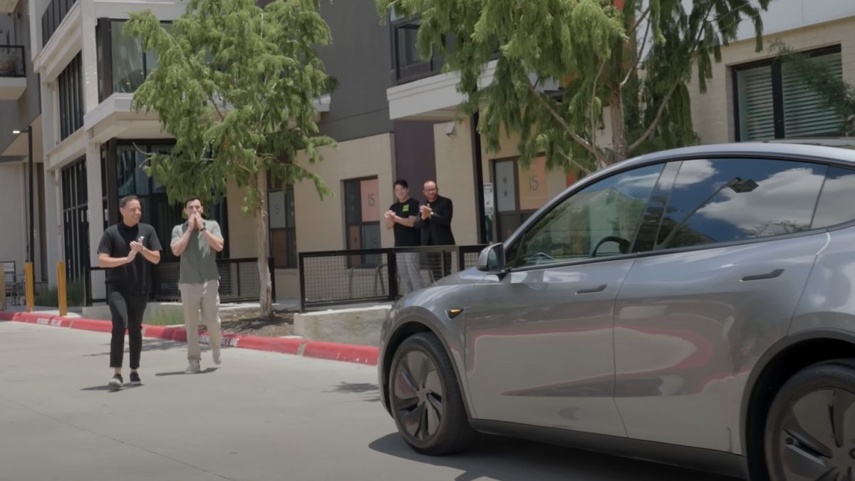 Un Tesla viaja sin conductor a 115 km/h desde la fábrica hasta la casa ...