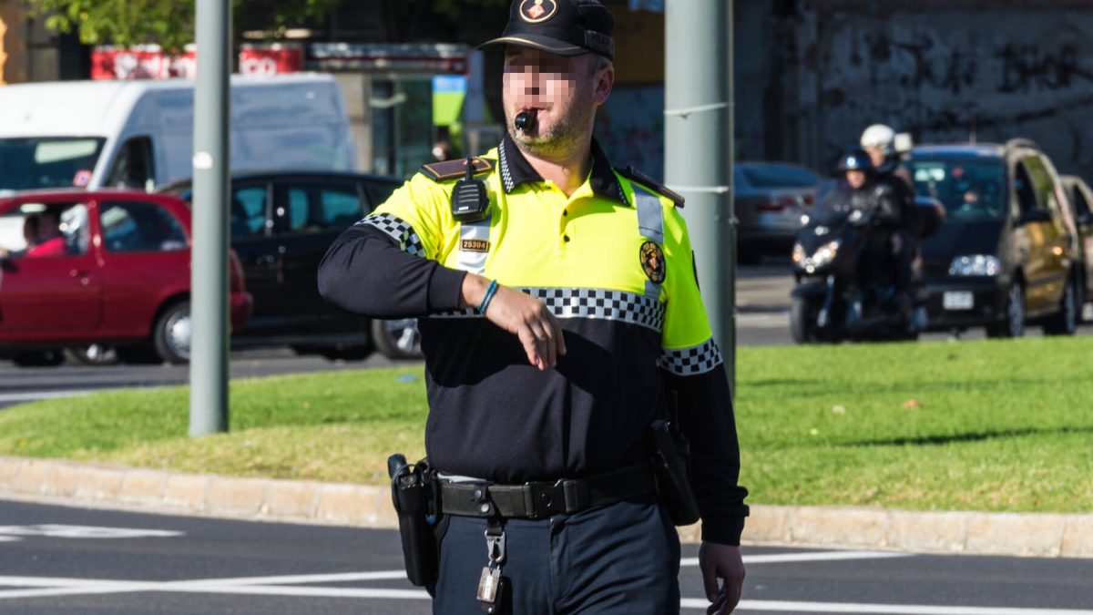 Si un agente te ordena reanudar la marcha con un silbato, ¿cómo serán ...