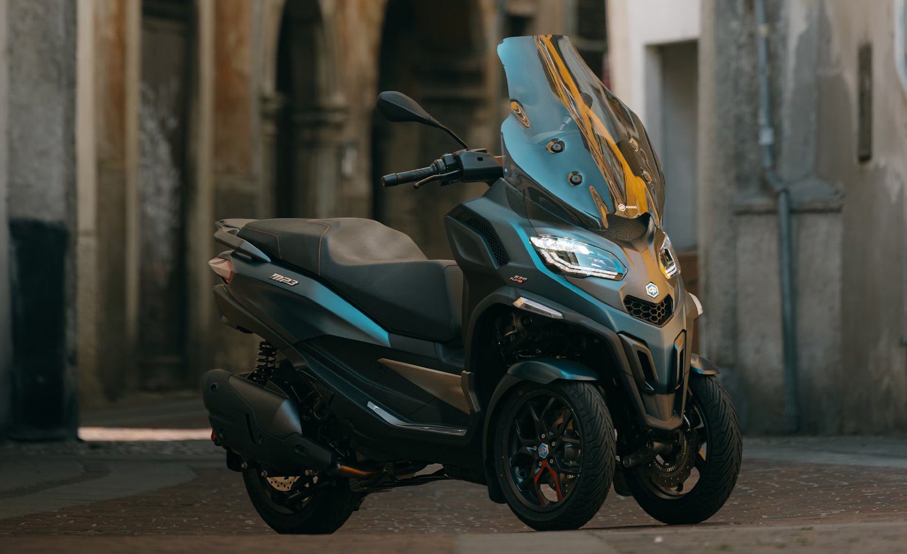 Motos ‘grandes’ con el carnet de coche en España: modelos eléctricos y triciclos que van más ...