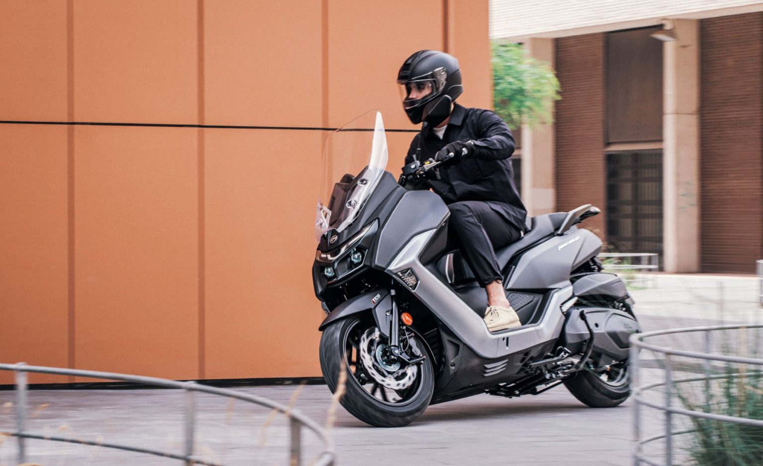 SYM MaxSym GT 400: el maxiescúter de aquellos motoristas que no quieren ...