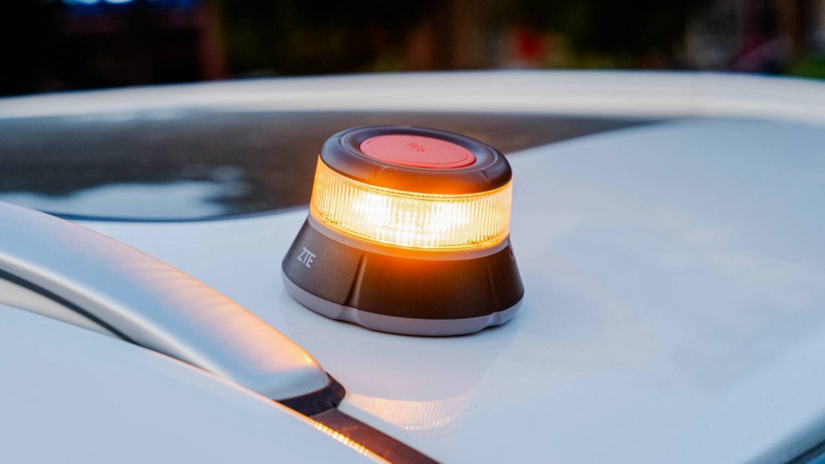 La luz de emergencia conectada con la DGT 3.0 que ofrece datos gratis hasta 2040, más que ...