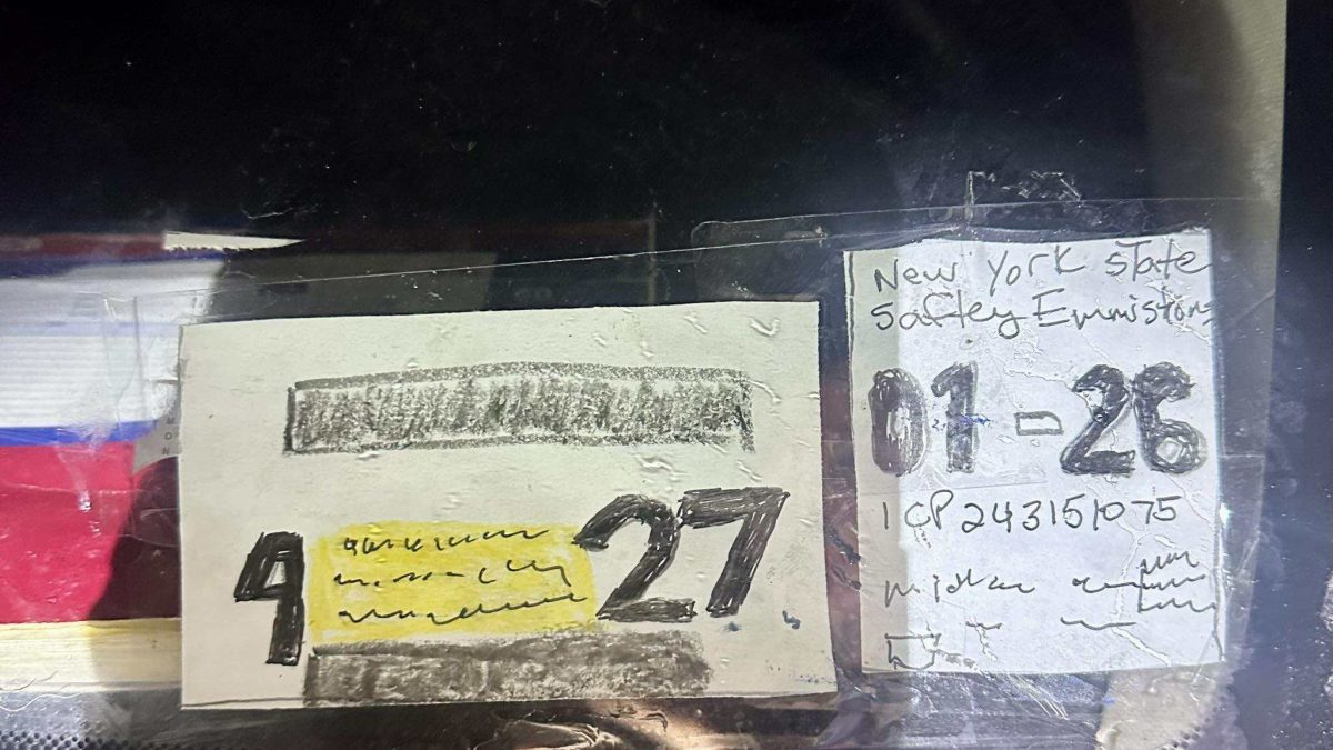 Pintó dos pegatinas falsas, las colocó en su coche y pronto las ...