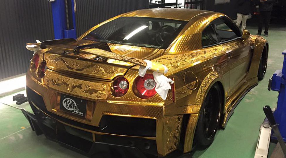 Oro cromado esculpido para el Nissan GT-R más llamativo
